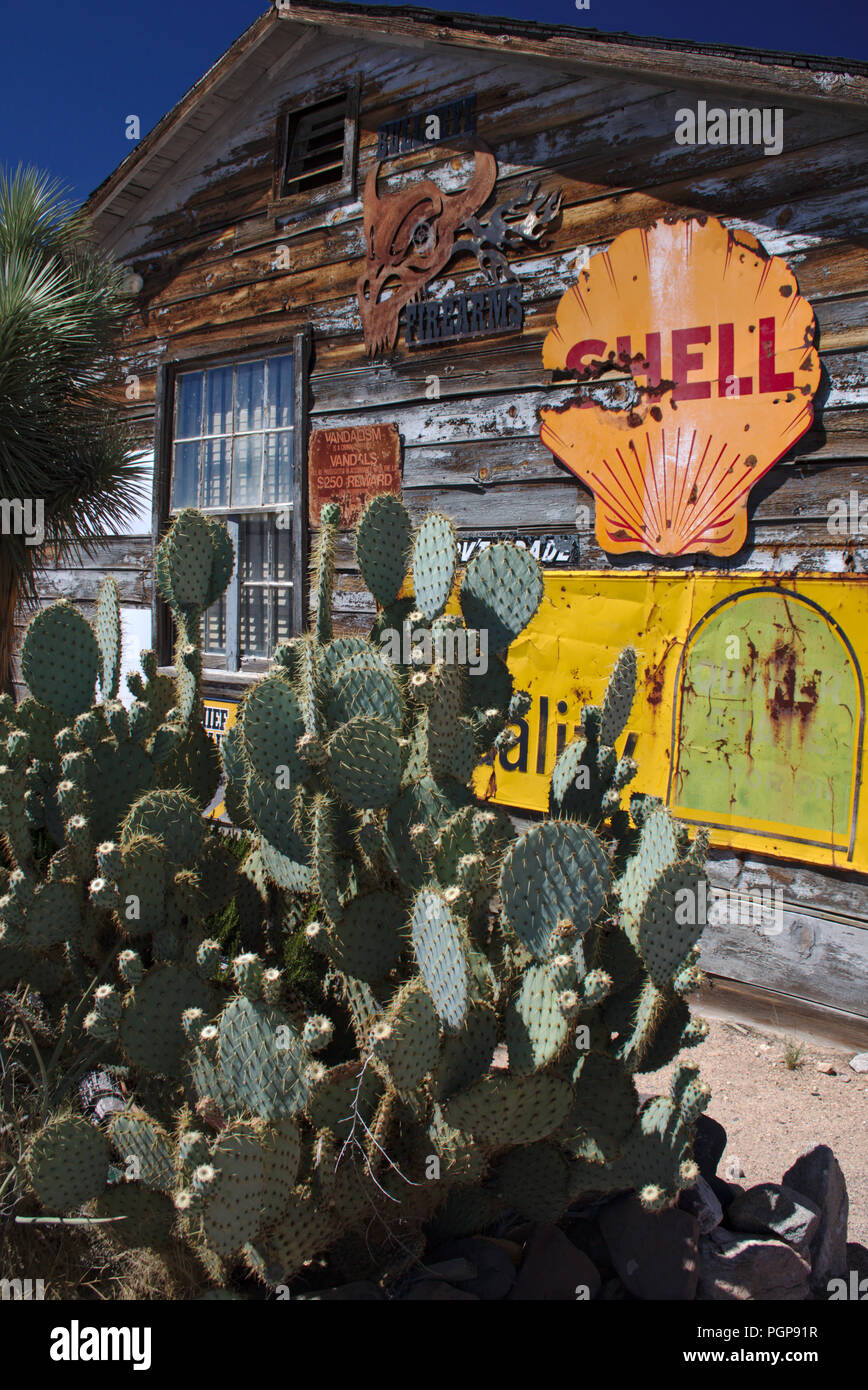 Building signs hi-res stock photography and images - Alamy