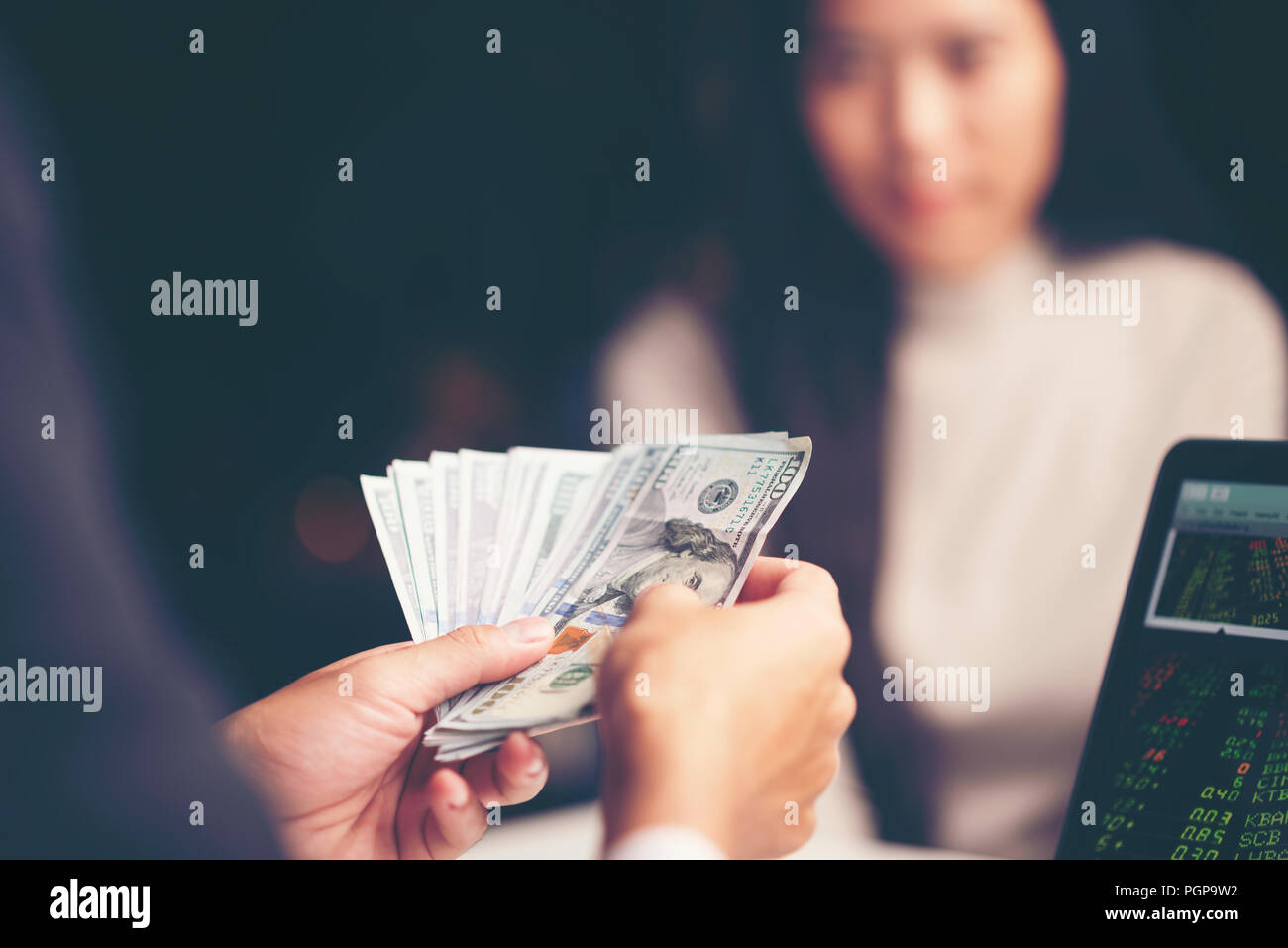 Hand giving money other hands hi-res stock photography and images - Alamy