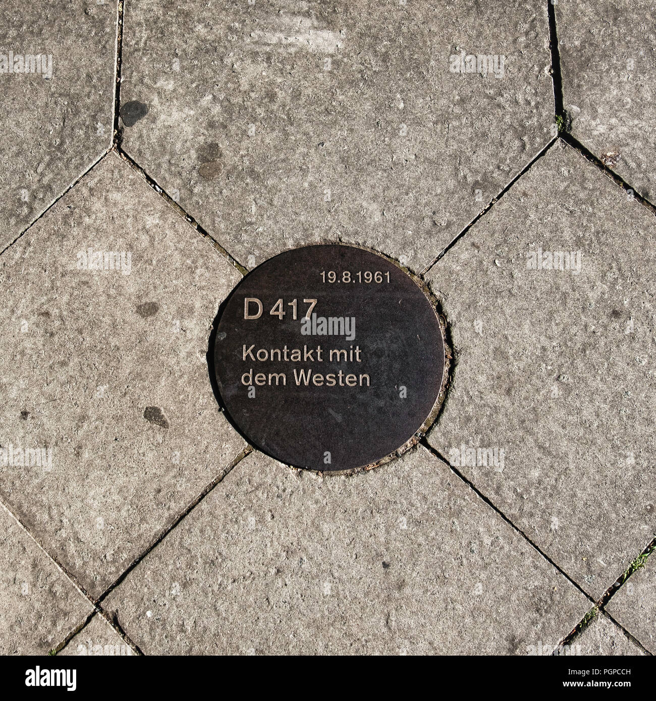 Circular memorial plaque d417 hi-res stock photography and images - Alamy