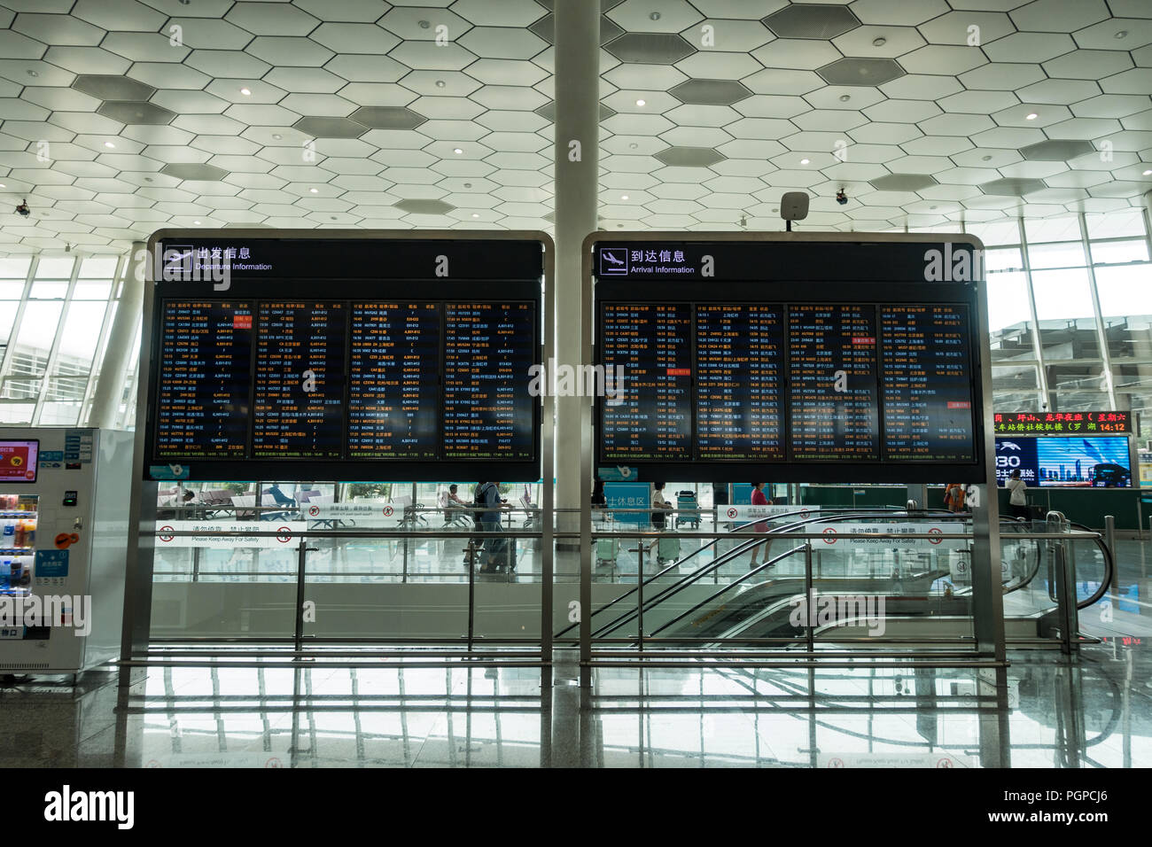 Airport arrivals screen hi-res stock photography and images - Alamy