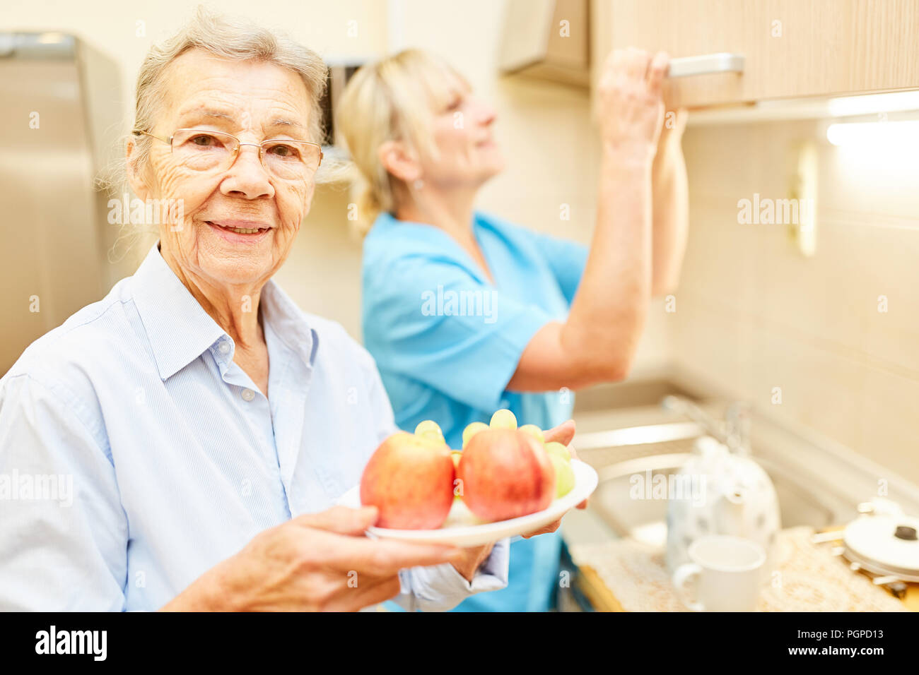 Care worker food kitchen hi-res stock photography and images - Alamy