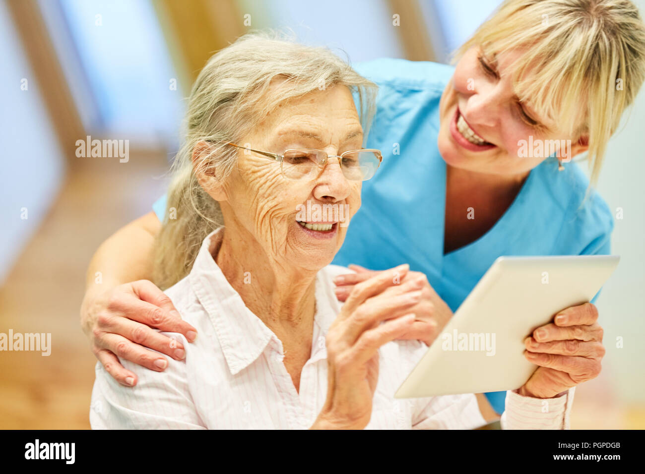 Elderly computer help hi-res stock photography and images - Alamy