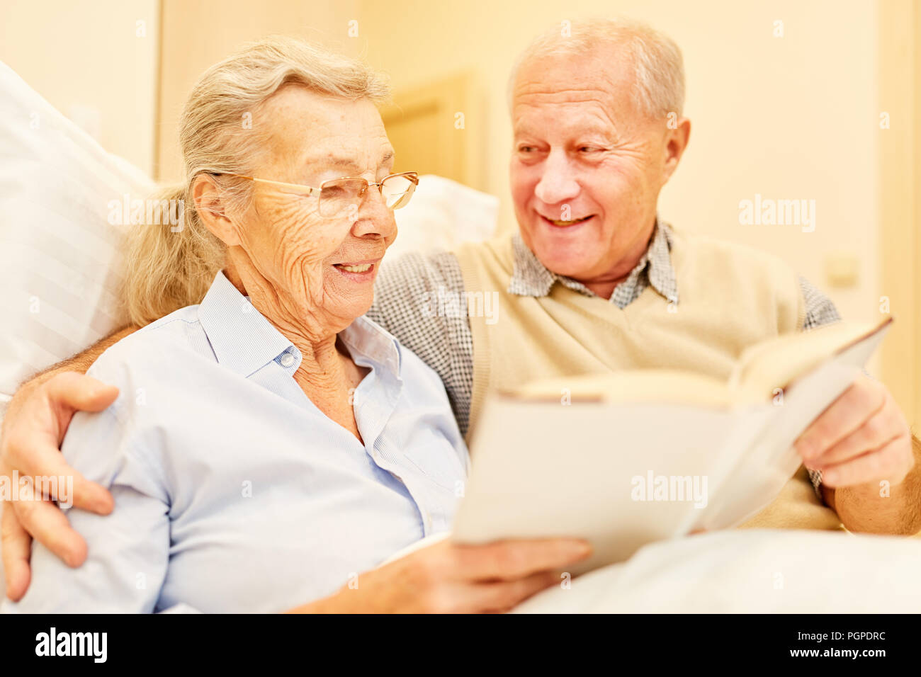 Rest read a book hi-res stock photography and images - Alamy