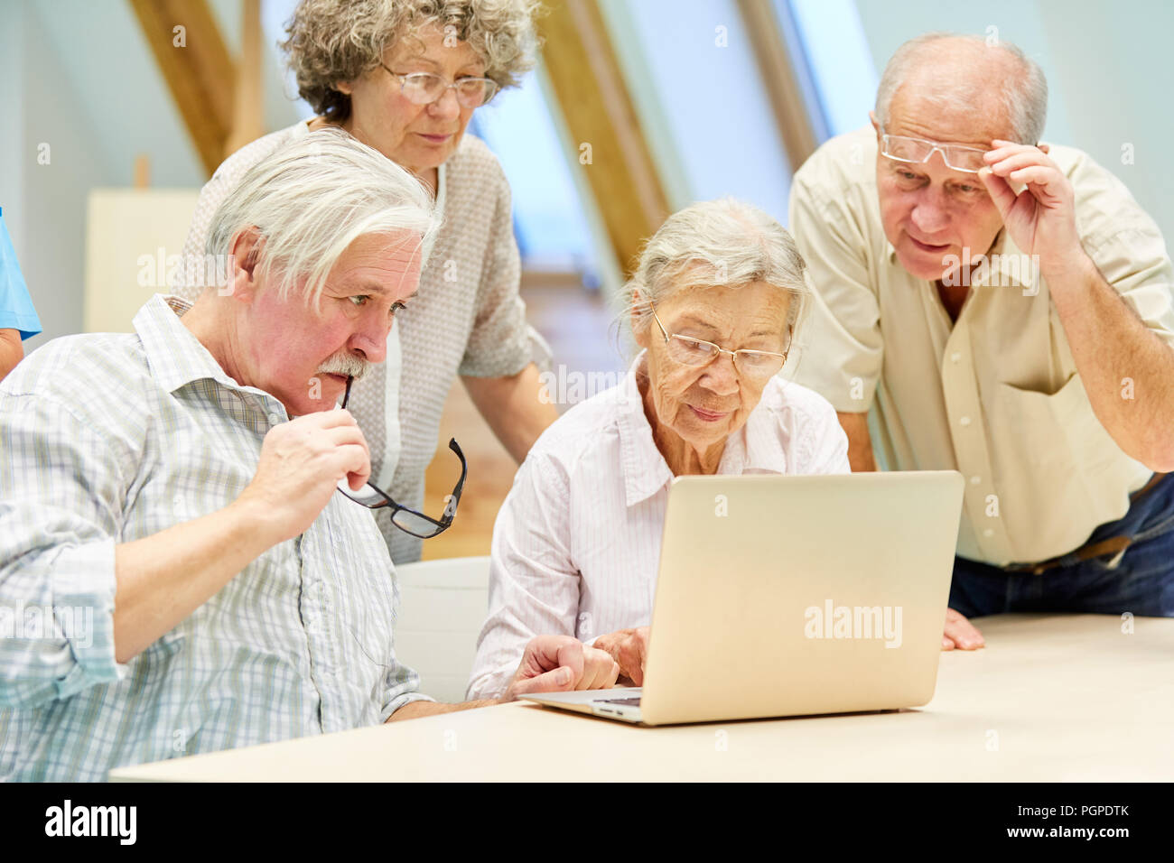 Seniors use laptop class hi-res stock photography and images - Alamy