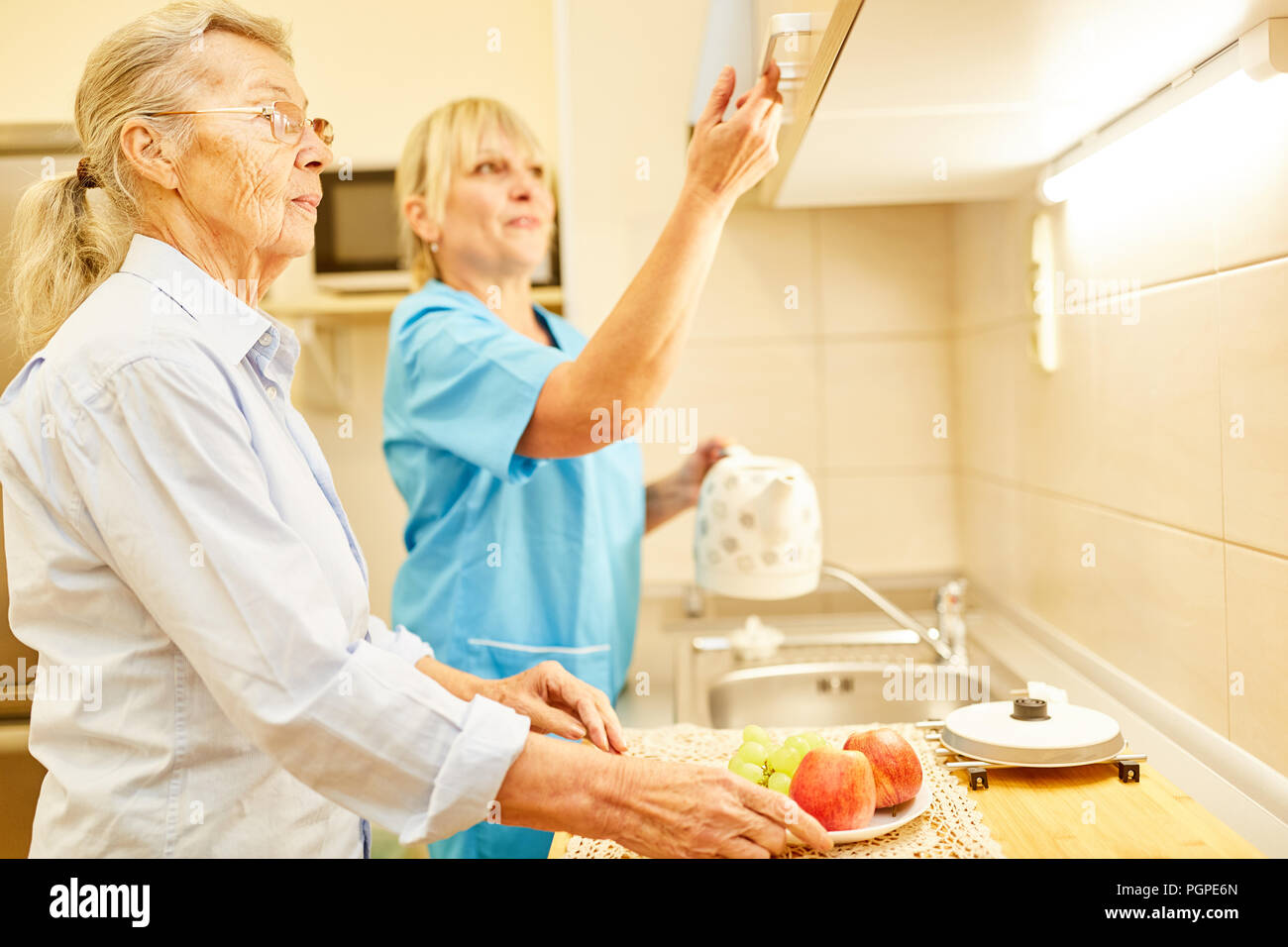 Kitchen assistant hi-res stock photography and images - Alamy