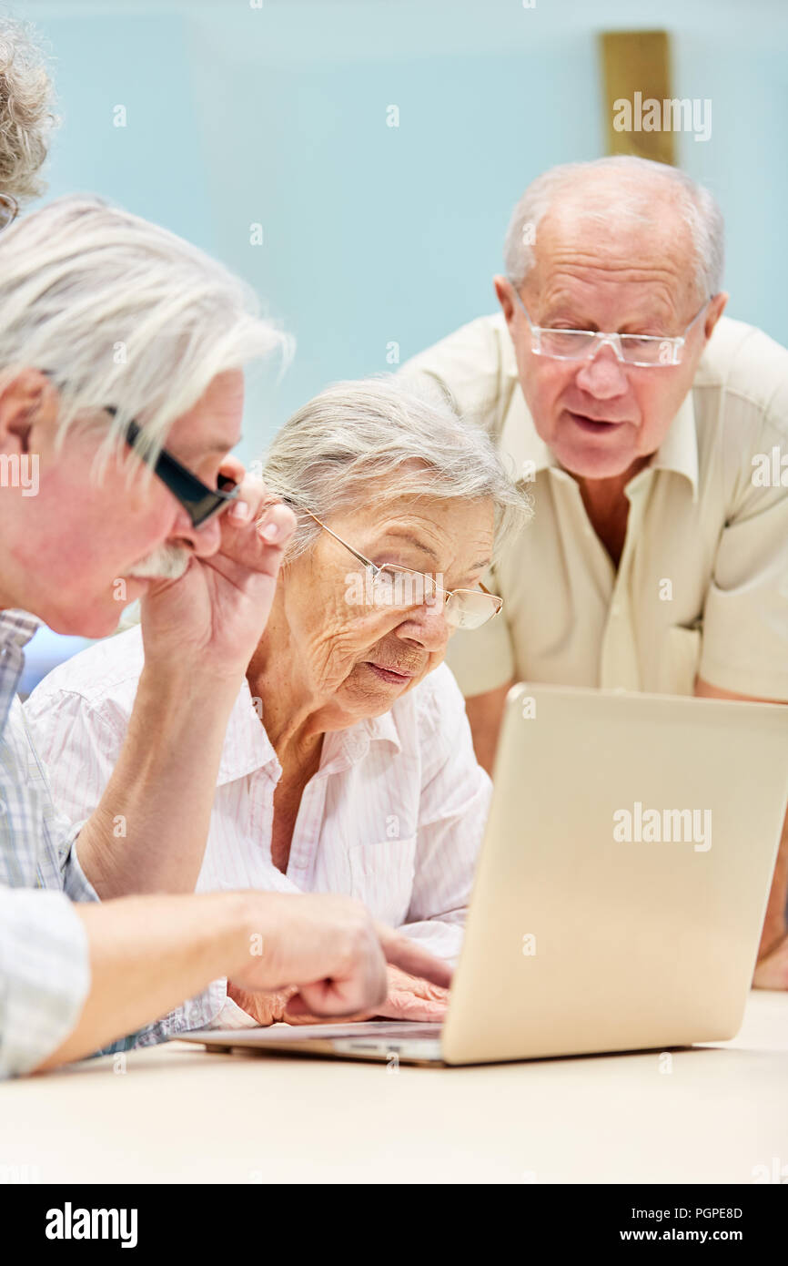 Seniors use laptop class hi-res stock photography and images - Alamy