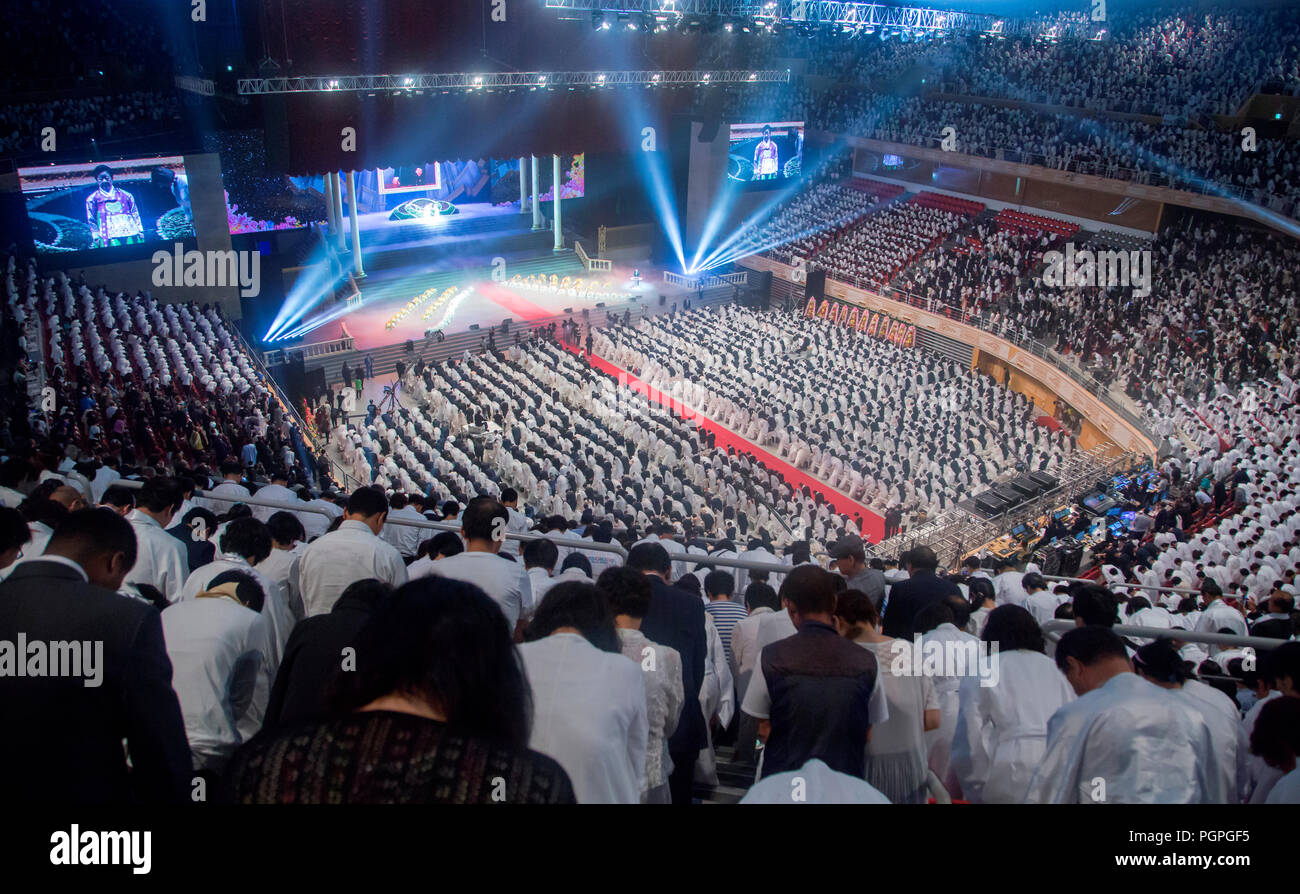 Unification church korea wedding hi-res stock photography and images ...