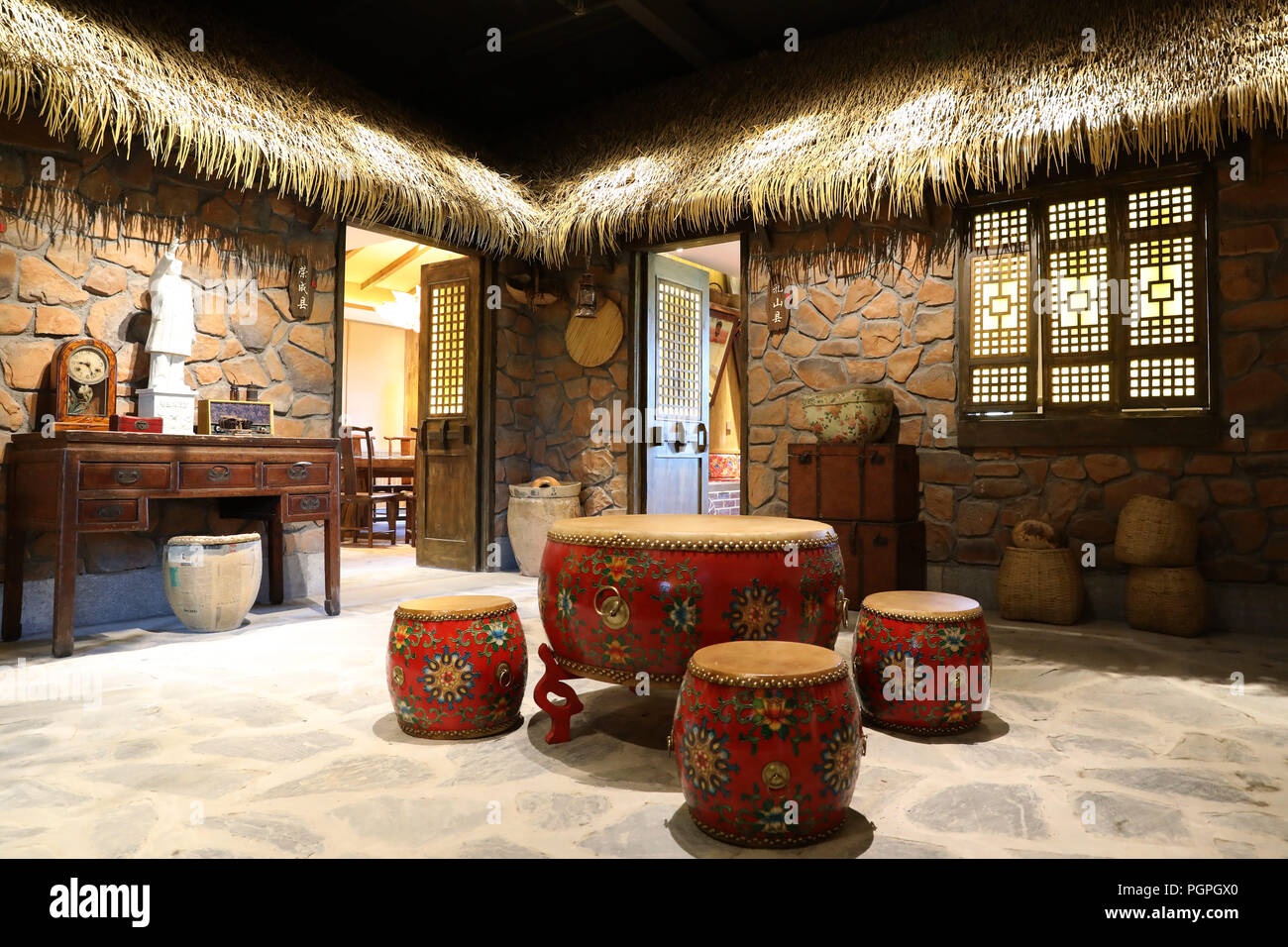 Rongchen, Rongchen, China. 28th Aug, 2018. Rongcheng, CHINA-A thatched ...