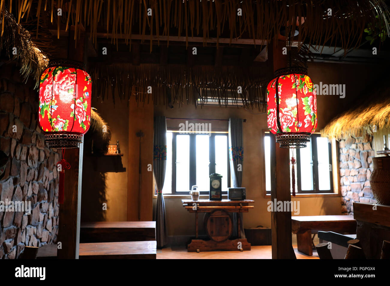 Rongchen, Rongchen, China. 28th Aug, 2018. Rongcheng, CHINA-A thatched ...