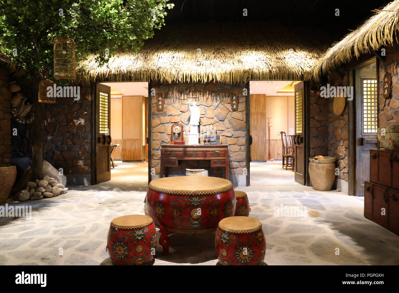 Rongchen, Rongchen, China. 28th Aug, 2018. Rongcheng, CHINA-A thatched ...