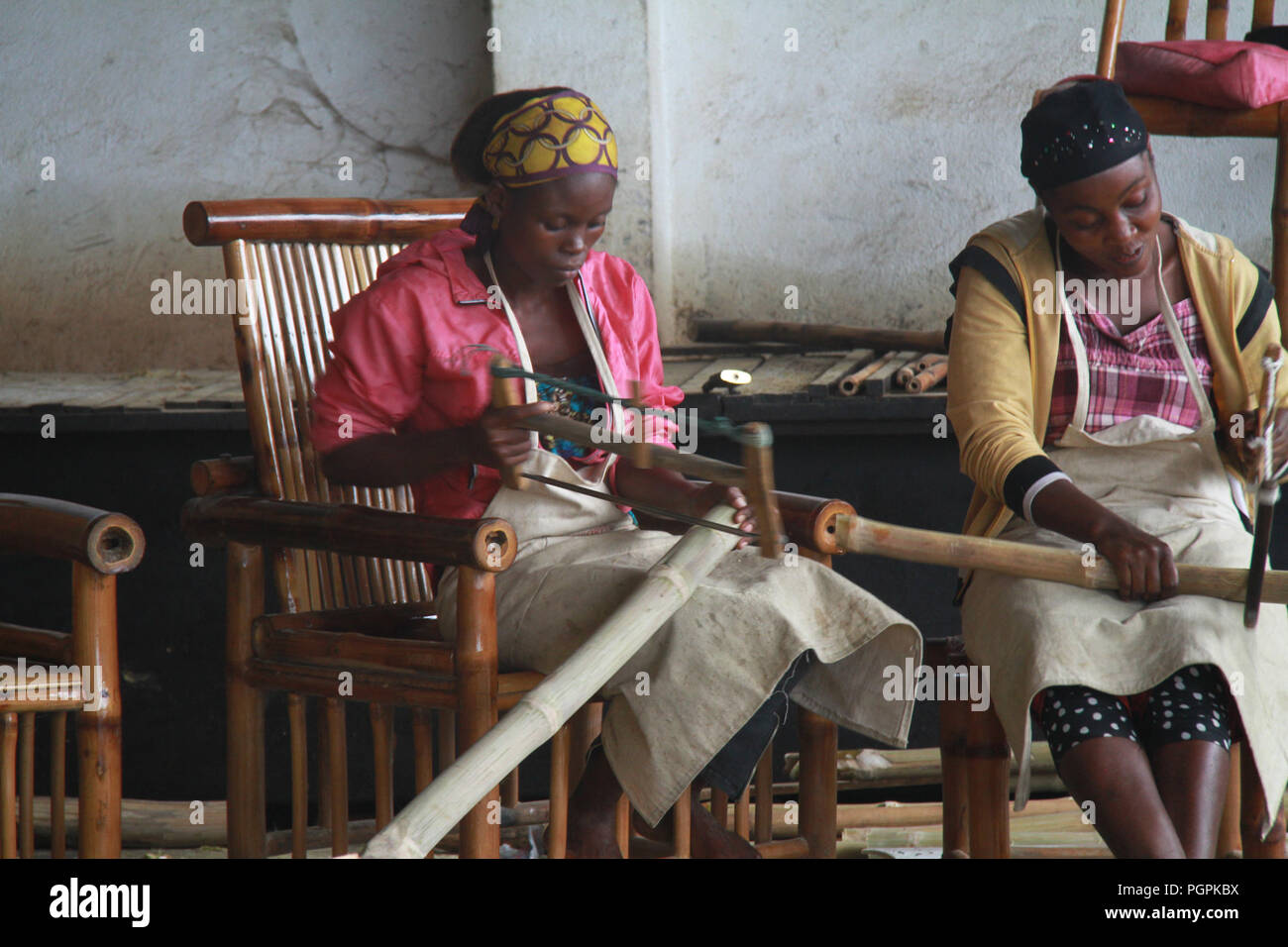 (180828) -- MONROVIA, Aug. 28, 2018 (Xinhua) -- Locals learn to create ...