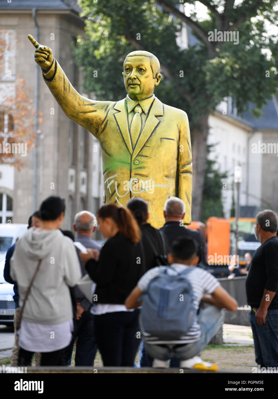 Wiesbaden, Germany. 28th Aug, 2018. Passers-by stand in front of a ...