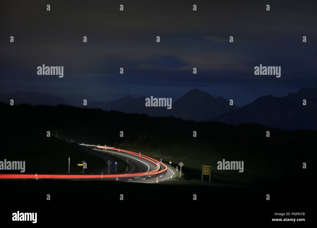 Seeg, Germany. 27th Aug, 2018. The headlights of a car draw a trace of ...