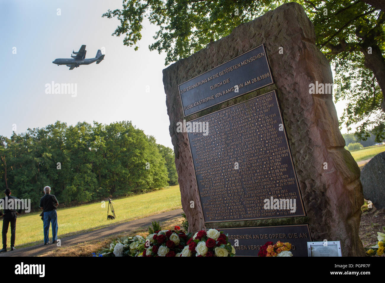 Ramstein-Miesenbach, Germany. 28th Aug, 2018. An airplane flies to the ...