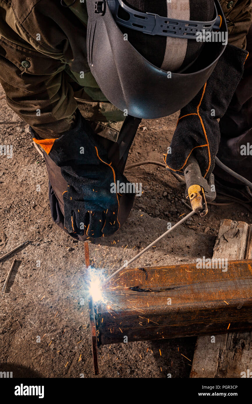 Car welders factory hi-res stock photography and images - Alamy