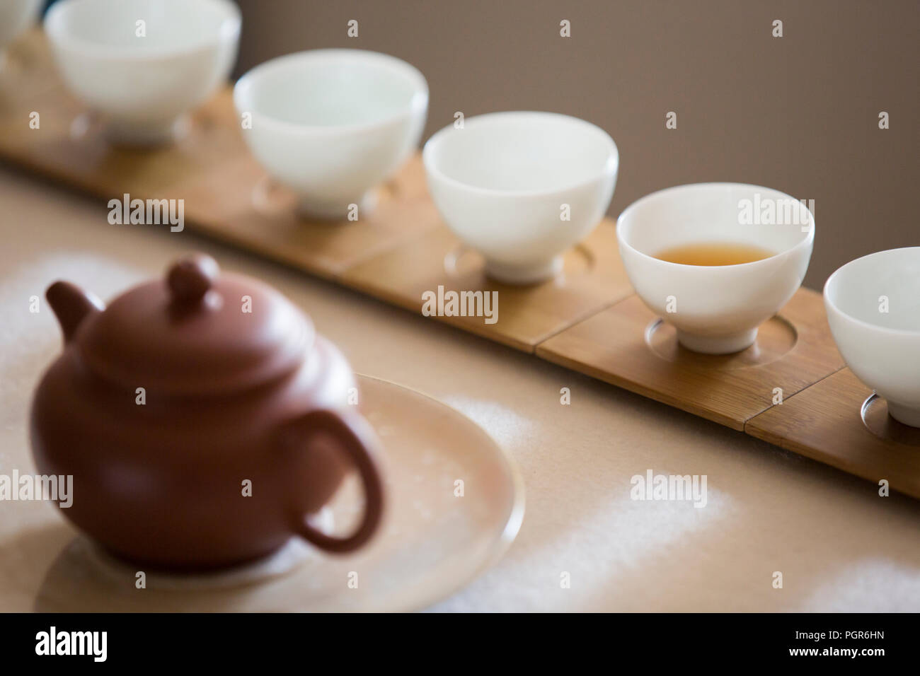 Tea pot and tea cups in tea room Stock Photo - Alamy
