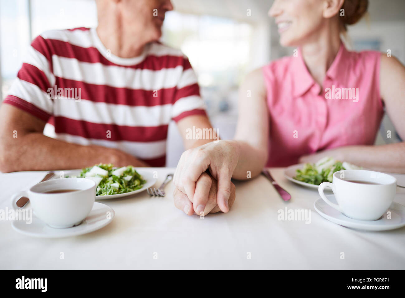 Between plates hi-res stock photography and images - Alamy