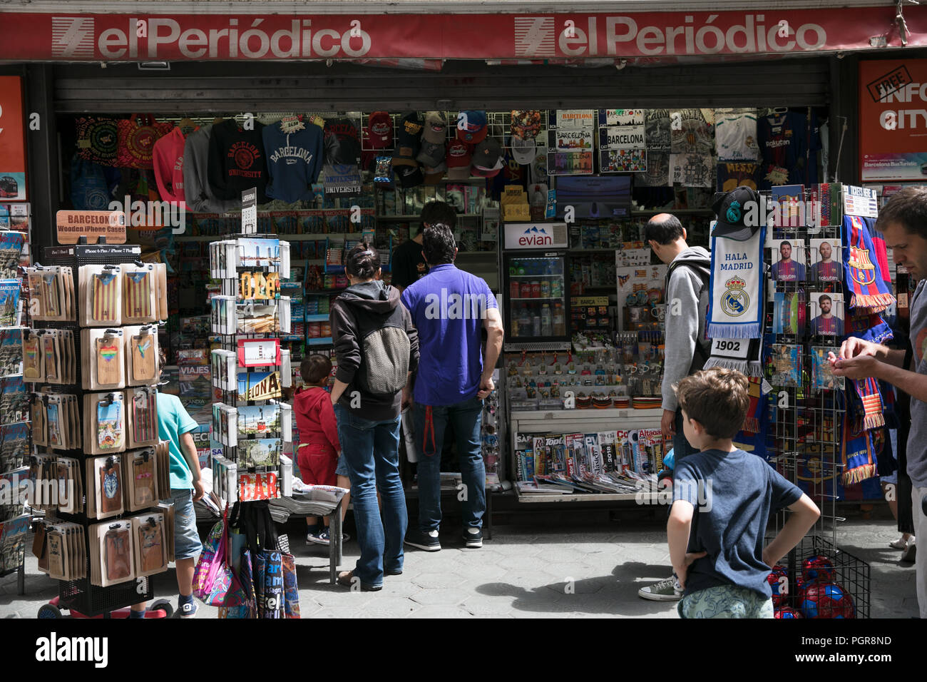 Newspaper kiosk barcelona hi-res stock photography and images - Alamy