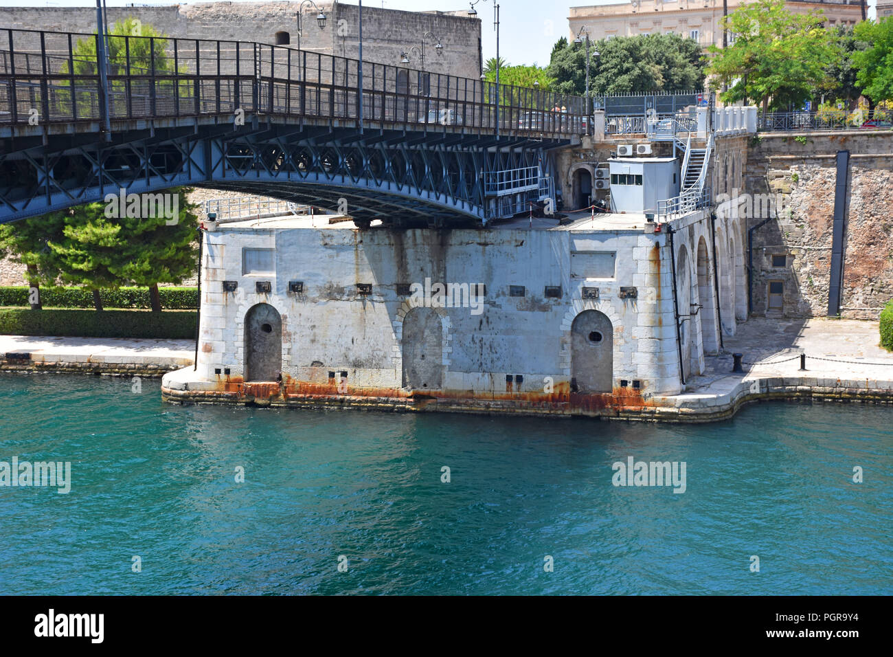 Iron revolving door hi-res stock photography and images - Alamy