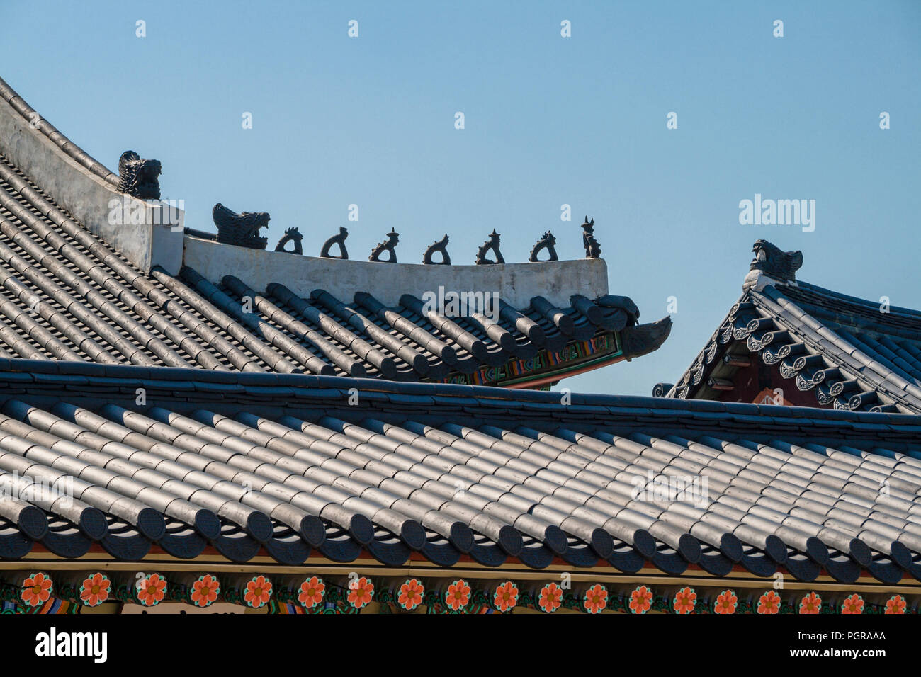 Roof detail in the King's palace, Seoul Stock Photo - Alamy