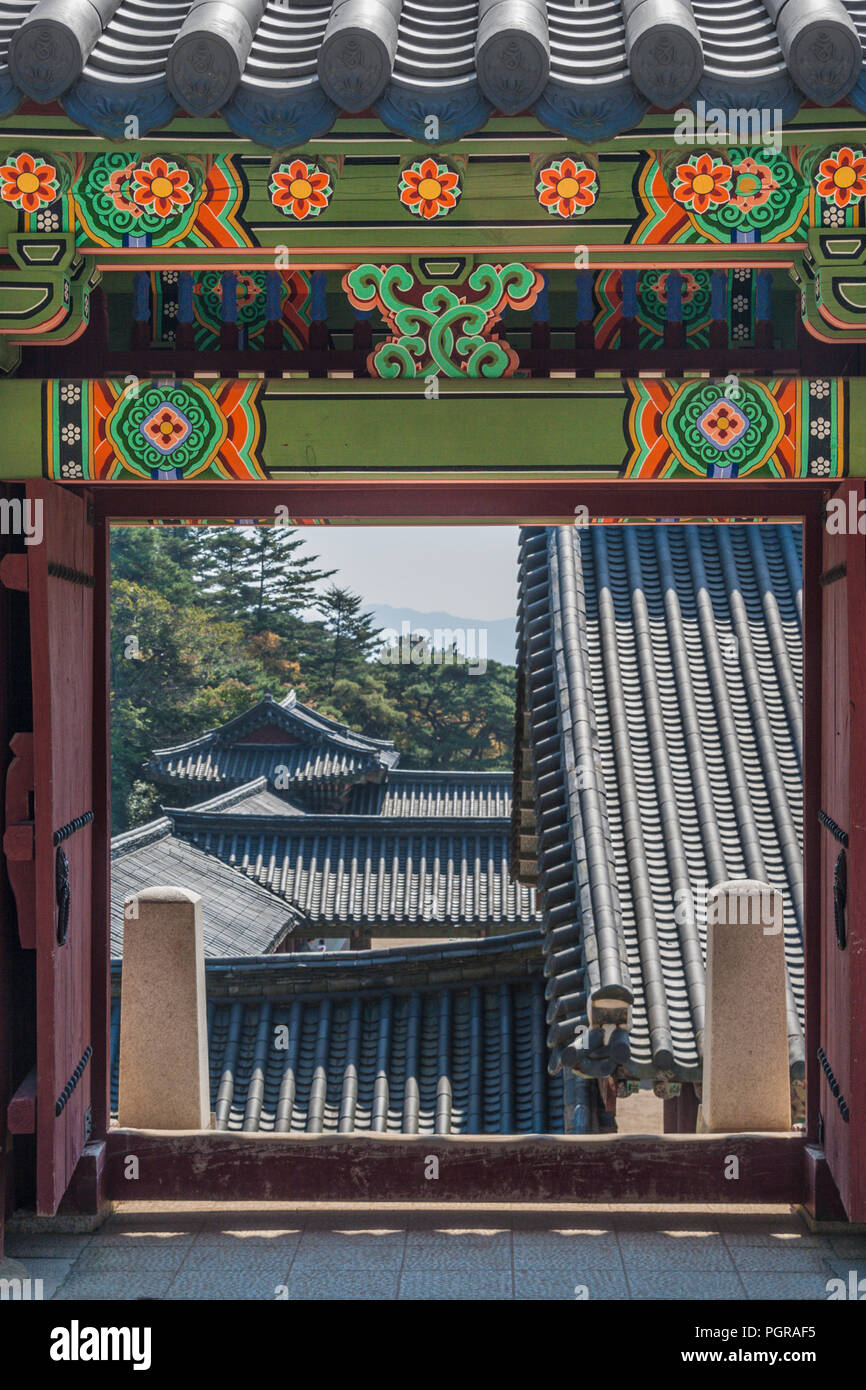 Korean architecture, door entrance to a buddhist temple of Bulguk-sa ...