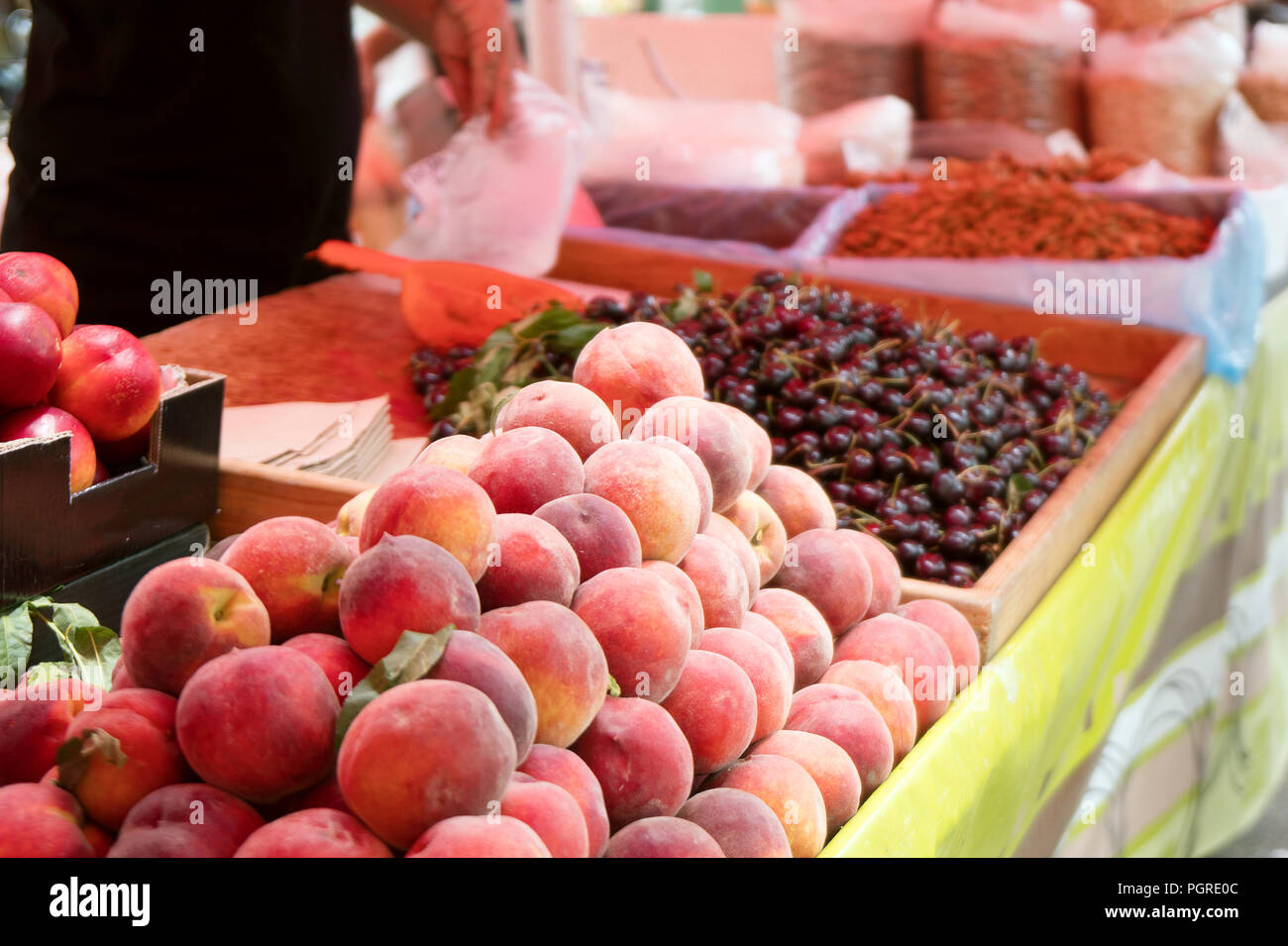 Peaches at farm stand hi-res stock photography and images - Alamy