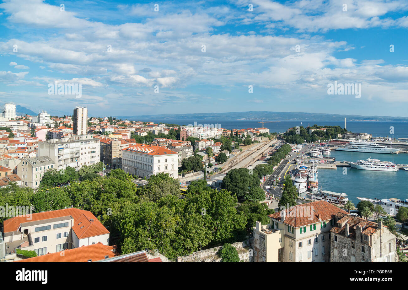 Split platform hi-res stock photography and images - Alamy