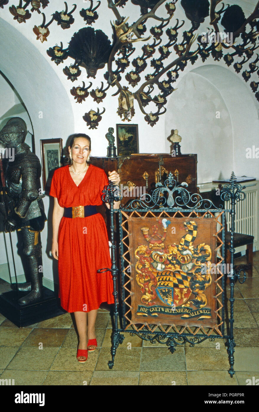 Diane Herzogin von Württemberg mit dem Familienwappen auf Schloss ...