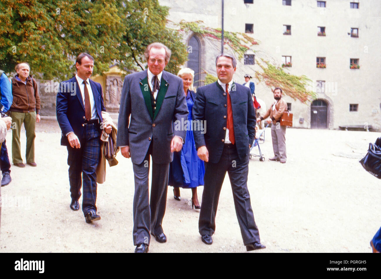 Friedrich Karl Flick (2. v. l.) und Ehefrau Ingrid, ca. 1991. Friedrich ...