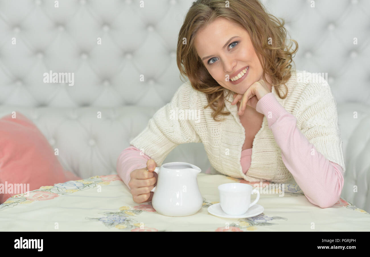 Portrait of a young beautiful woman drinking tea Stock Photo - Alamy