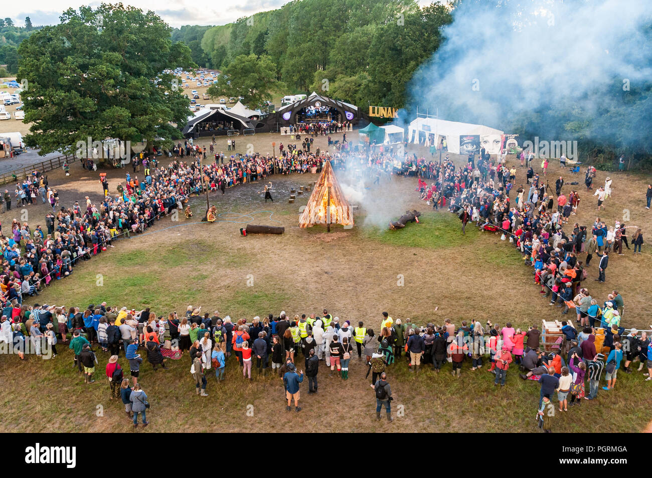 Family bonfire hi-res stock photography and images - Alamy