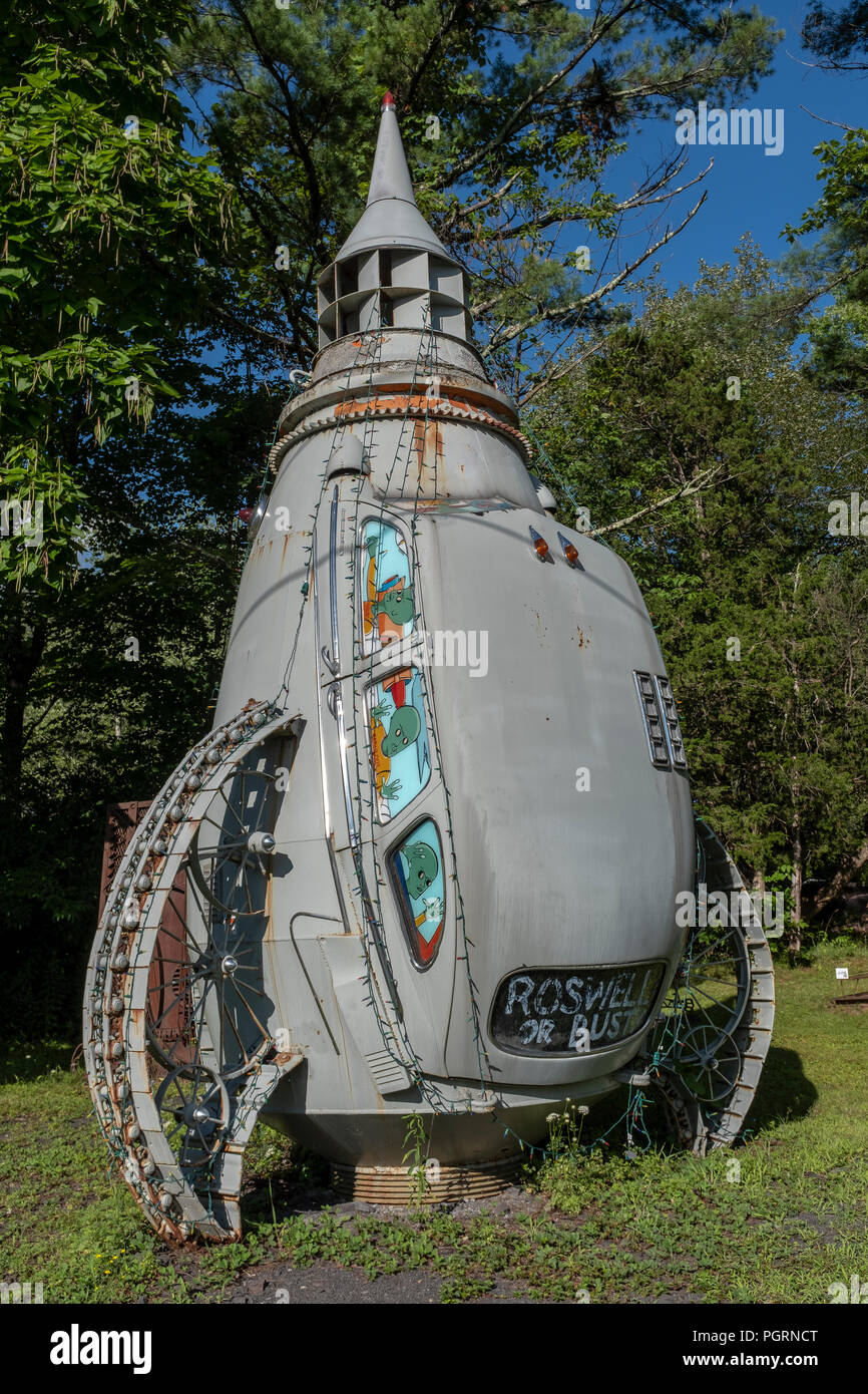 Sculpture from trash hi-res stock photography and images - Alamy