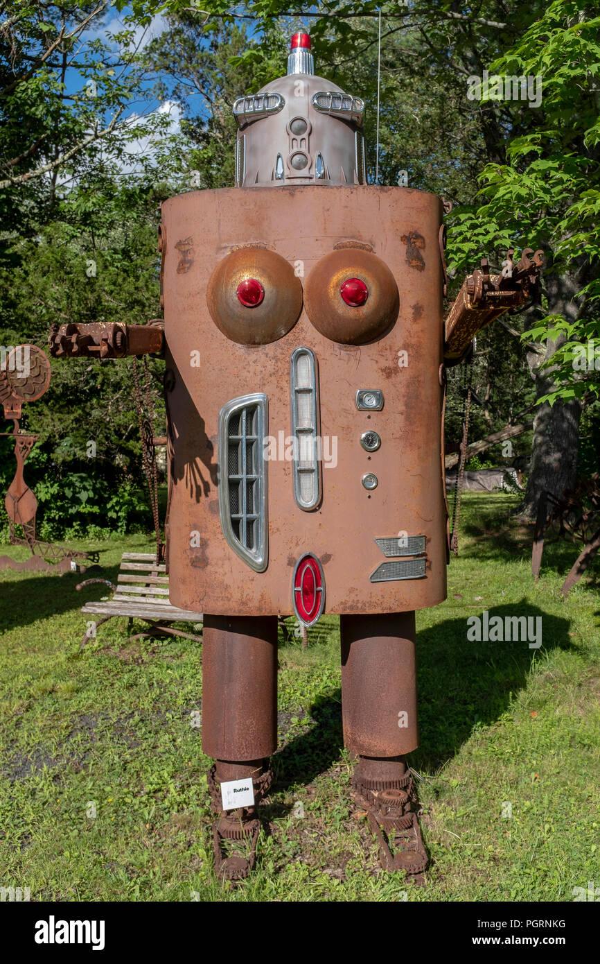 Metal robot sculpture hi-res stock photography and images - Alamy