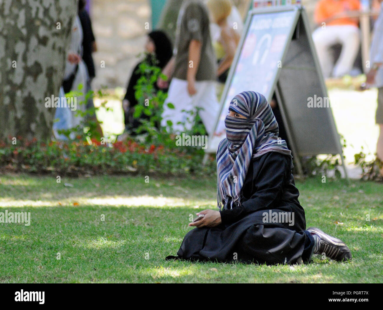 Muslim women burka hi-res stock photography and images - Alamy