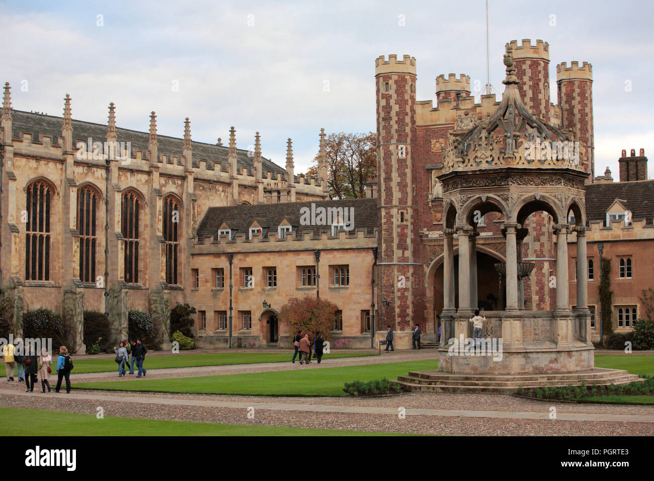 Fountain and Great Gate, Great Court, Trinity College, Cambridge ...