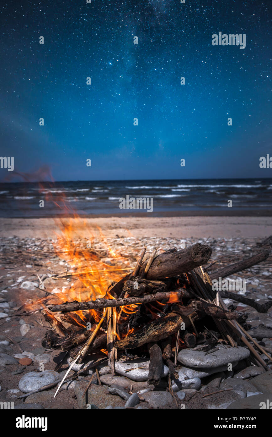 Camping bonfire beach group hi-res stock photography and images - Alamy