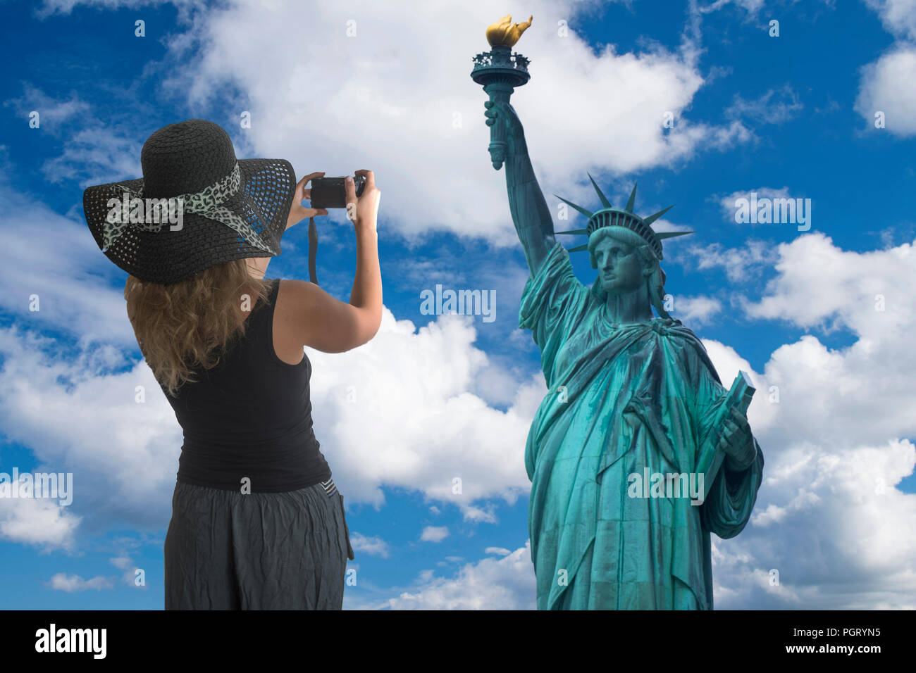 Girl with statue of liberty hi-res stock photography and images - Alamy