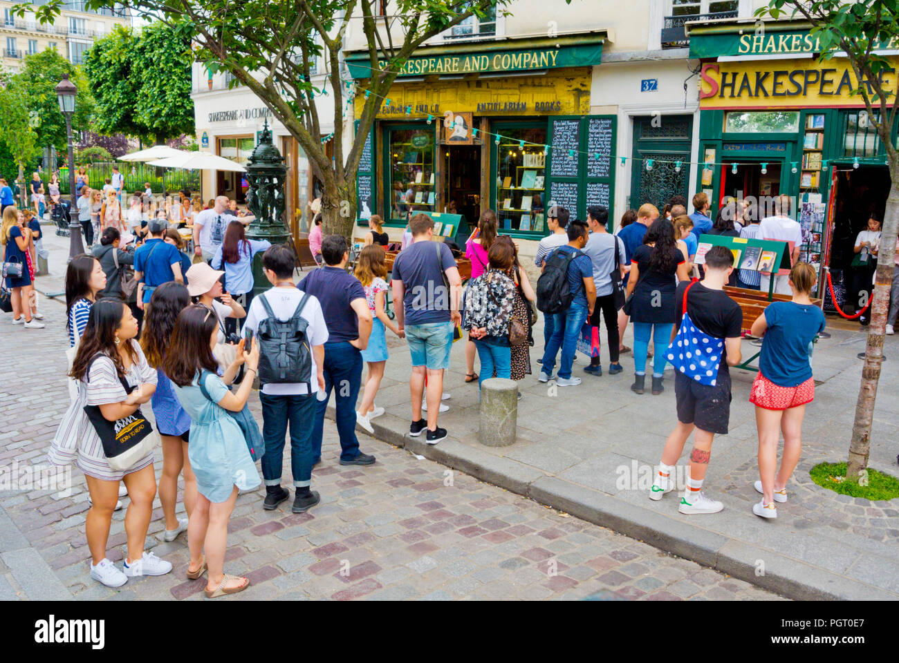 Queue, outside Shakespeare & Company, bookshop, Latin Quarter, Paris ...