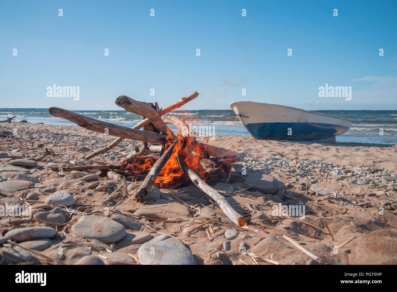 Campfire evening water beach sea hi-res stock photography and images ...