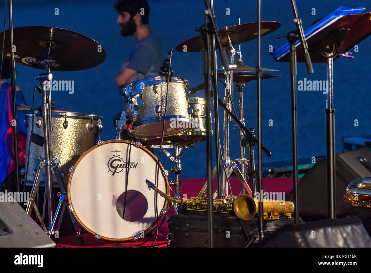 Instruments and stage hi-res stock photography and images - Alamy