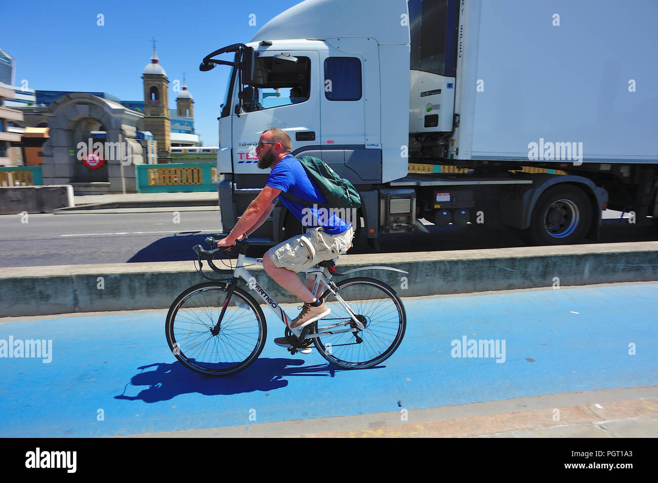 Cycling london blue route hi-res stock photography and images - Alamy