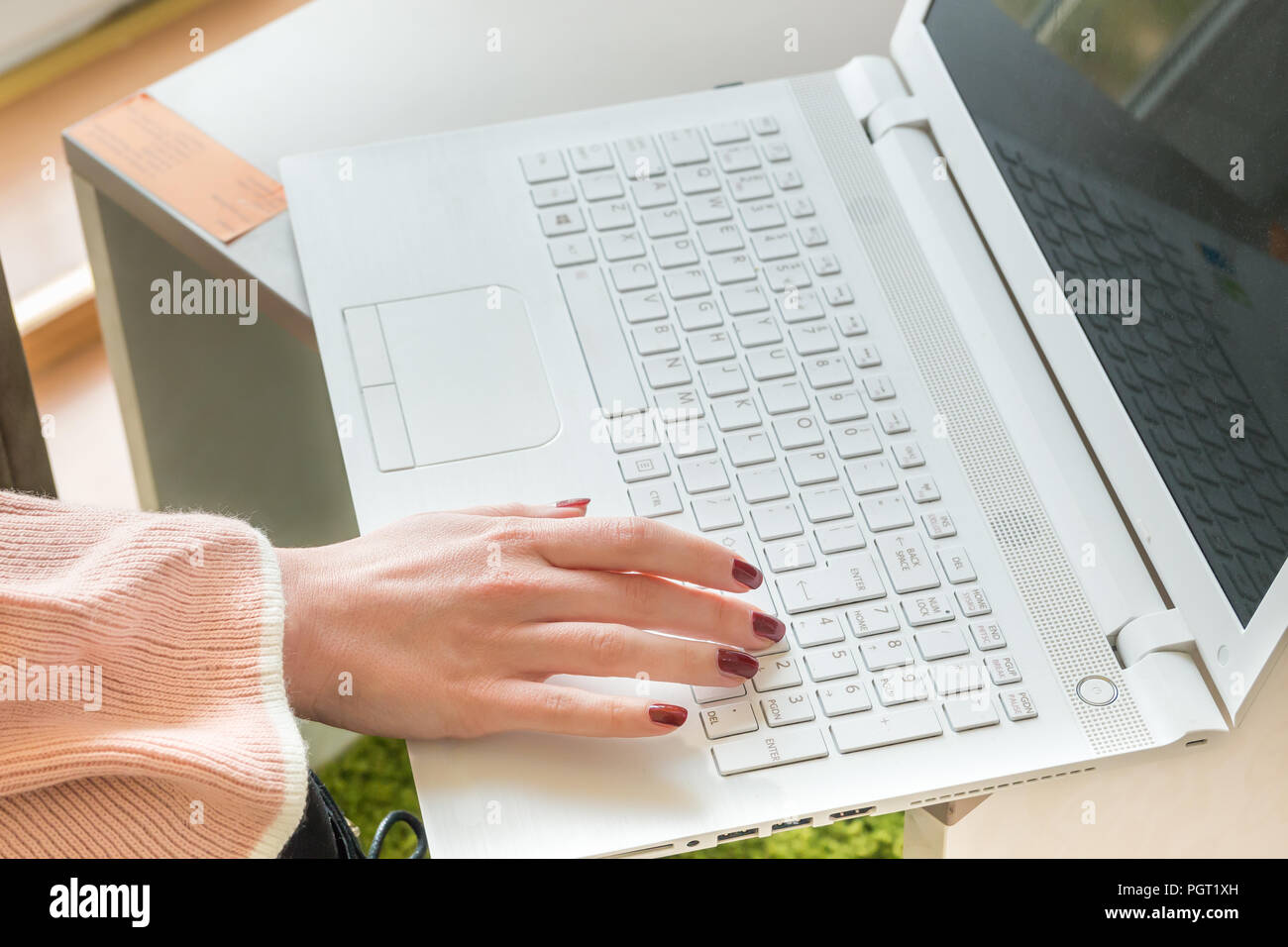 Red nails typing hi-res stock photography and images - Alamy