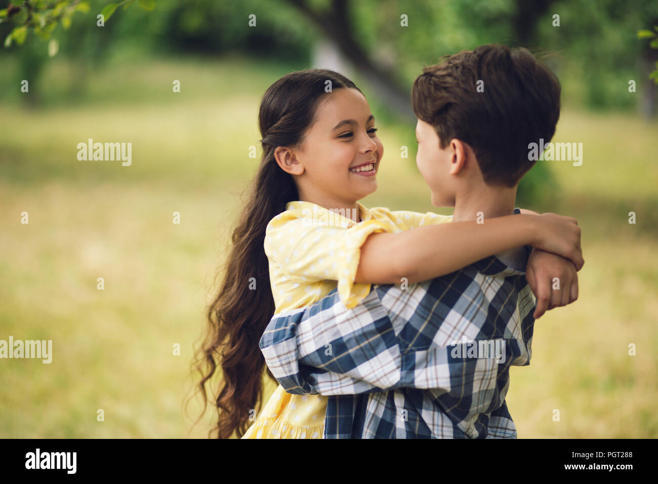 Little kids hugging Stock Photo - Alamy