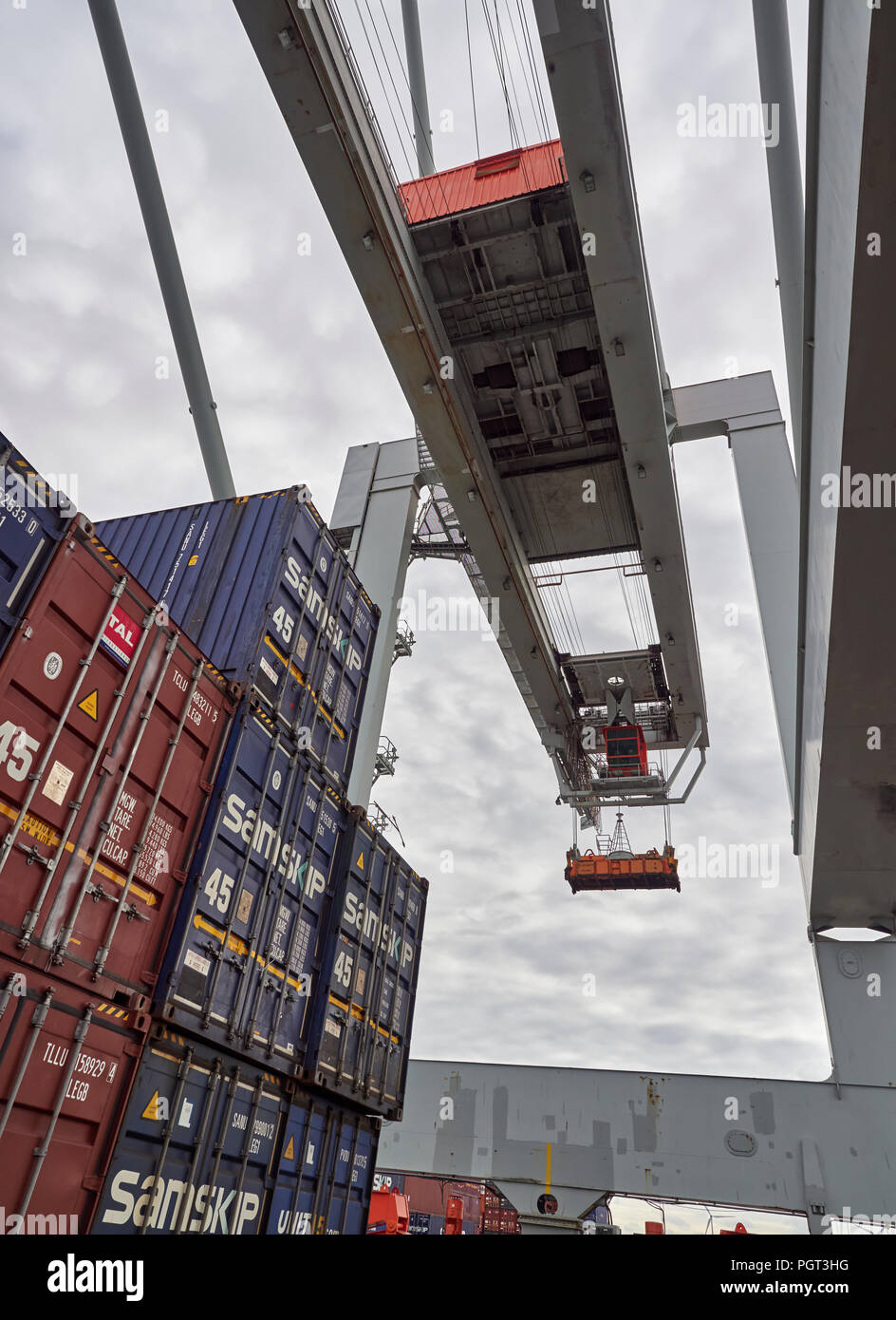 Shipping container crane hi-res stock photography and images - Alamy