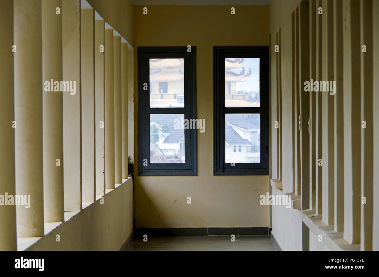 Long deep hallway hi-res stock photography and images - Alamy