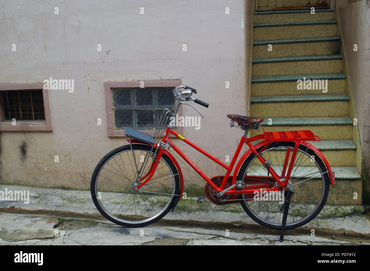 red vintage bicycle Stock Photo - Alamy
