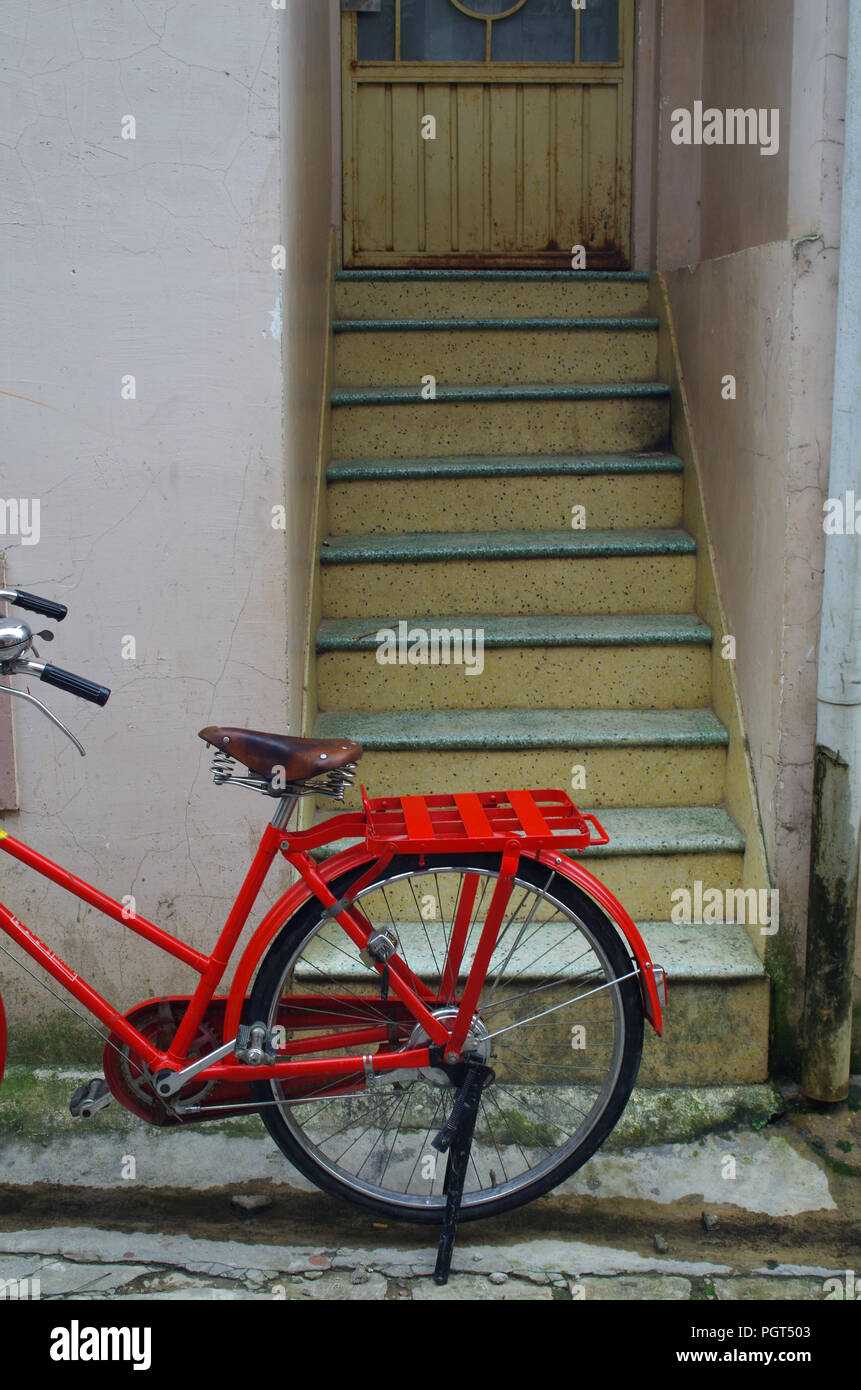 red vintage bicycle Stock Photo - Alamy