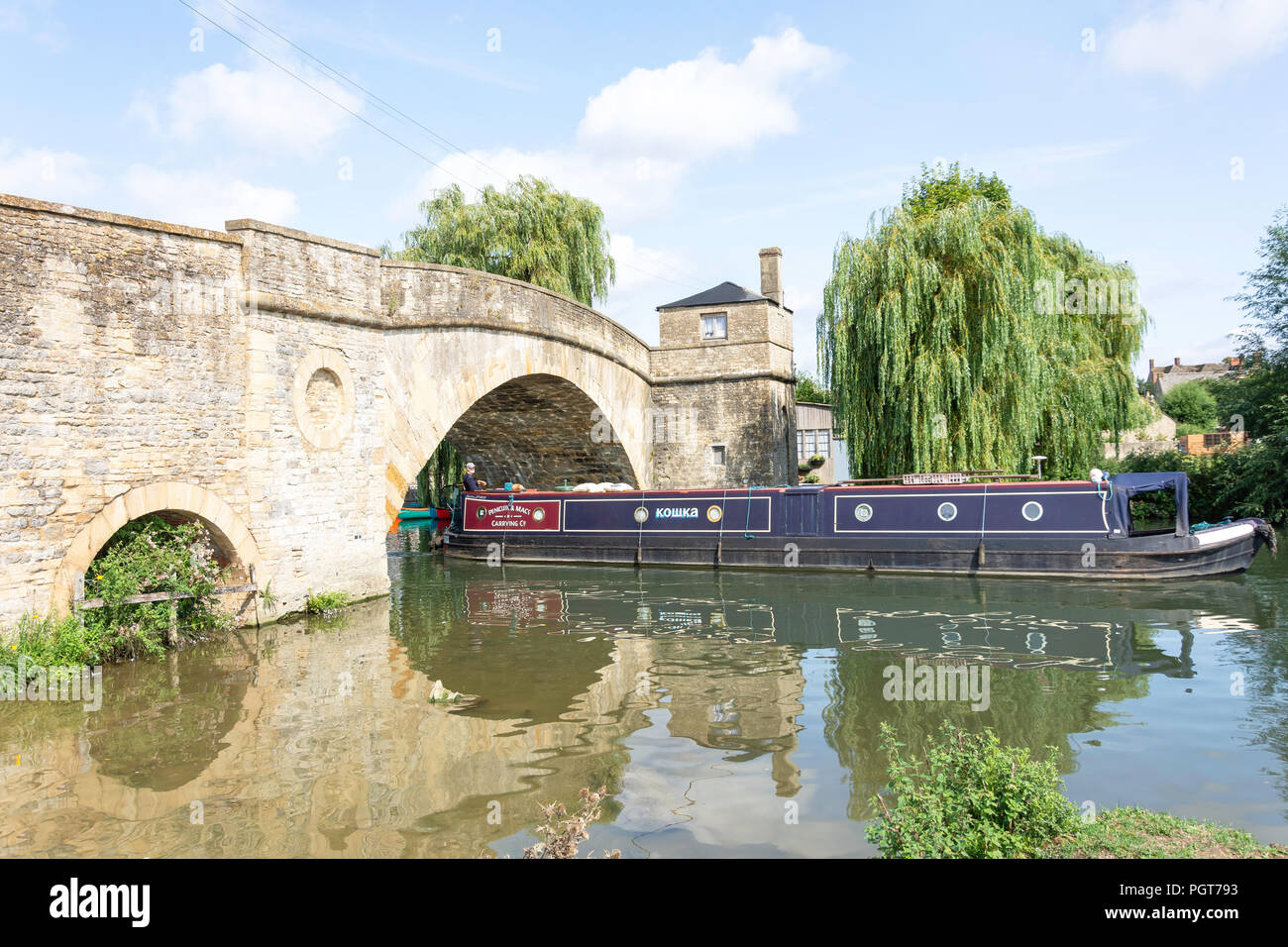 Lechlade town centre hi-res stock photography and images - Alamy