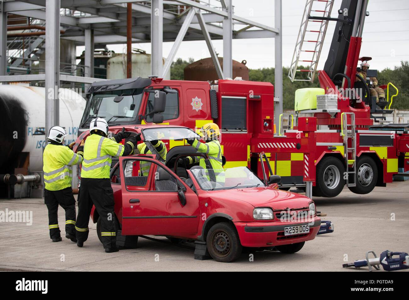 Edraulic cutting tool hi-res stock photography and images - Alamy