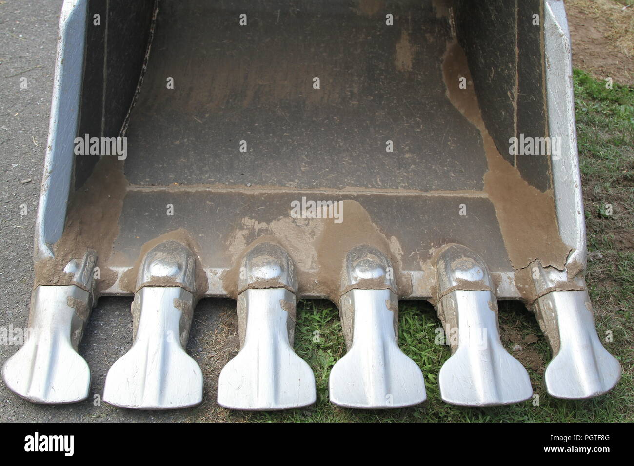 Bucket teeth hi-res stock photography and images - Alamy